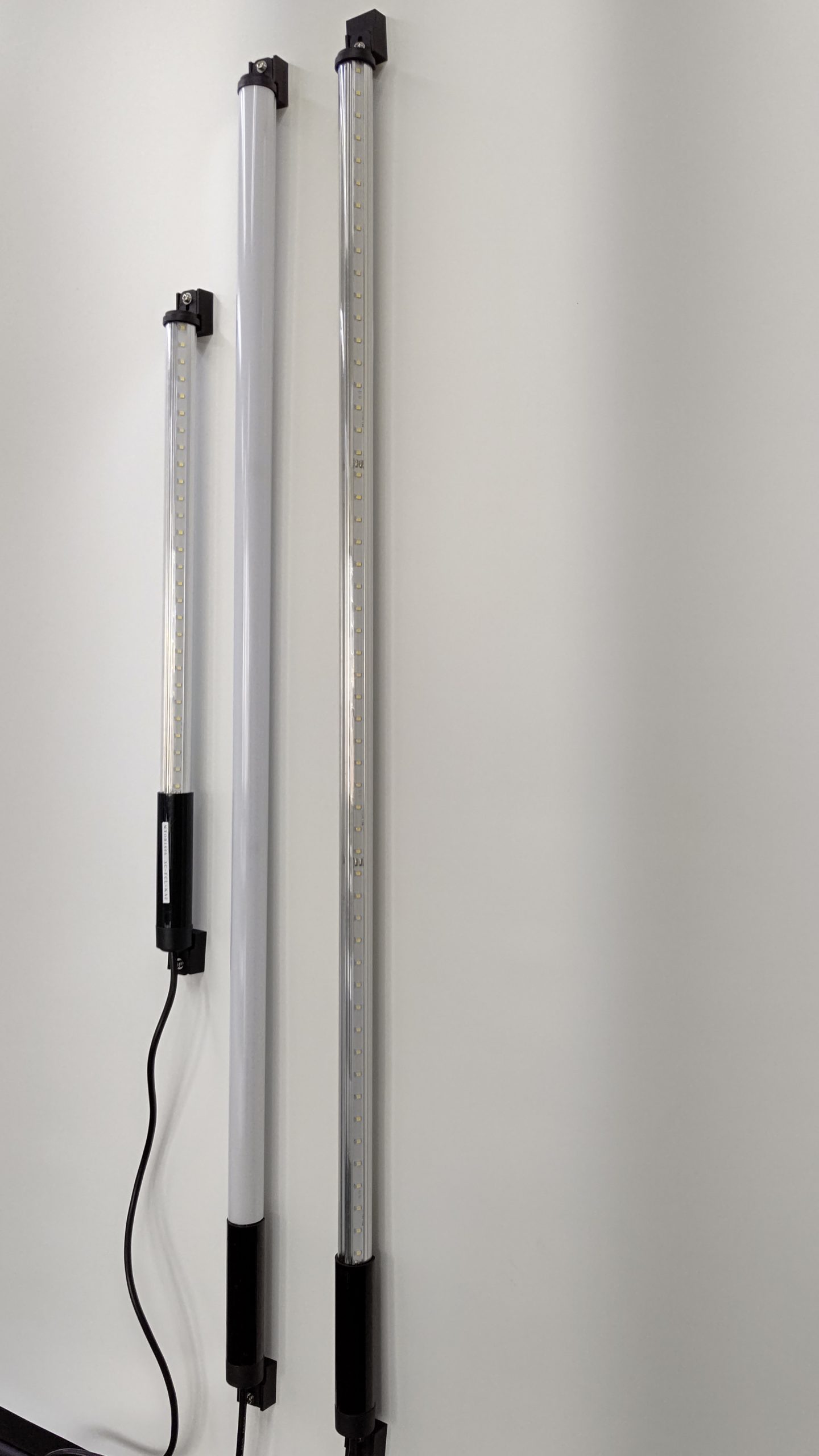 簡易設置形LED照明!!(AC-FCL)のご紹介!!①電気工事不要②低価格③簡単に設置&取り外し可能!! 非常に便利な製品です。工場・倉庫・検査室等の薄暗い場所に是非、ご検討ください ...